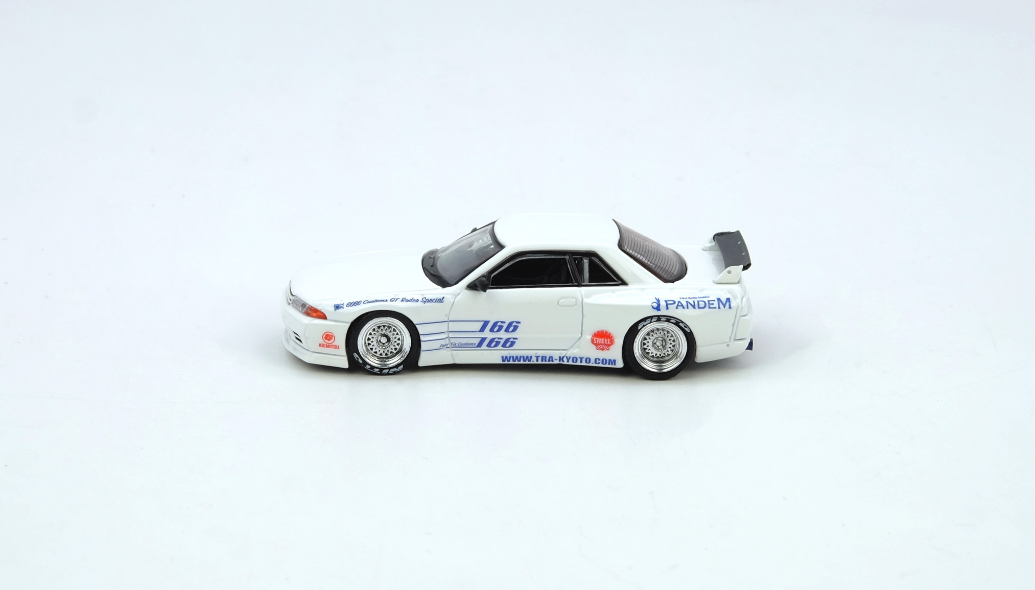 SKYLINE GT-R (R32) PANDEM / ROCKET BUNNY White - Inno Models