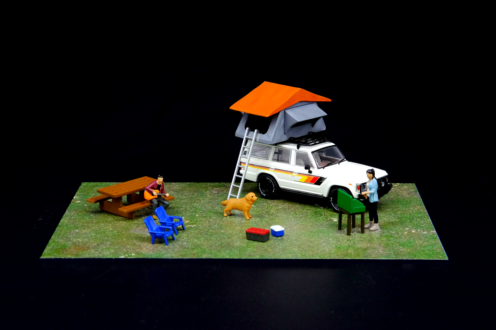 Toyota Land Cruiser (FJ60) Car Camping Diorama with Figures - Inno Models